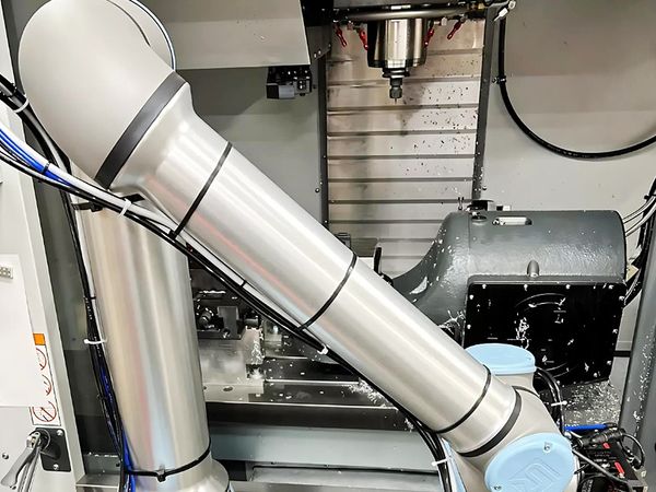 Used UNIVERSAL ROBOTS UR10E Handling #10597